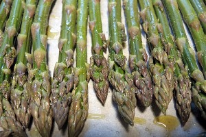 im Backofen gegrillter Spargel – oven roasted asparagus – kuechenkitchen